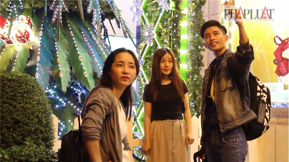 Người Sài Gòn xuống phố chơi Noel sớm