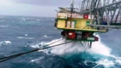 Nhà giàn DK1 chống chọi sóng khủng khiếp trong bão số 16