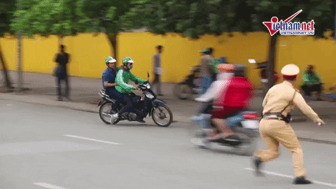 Nam thanh niên quăng xe bỏ chạy khi bị CSGT tuýt còi