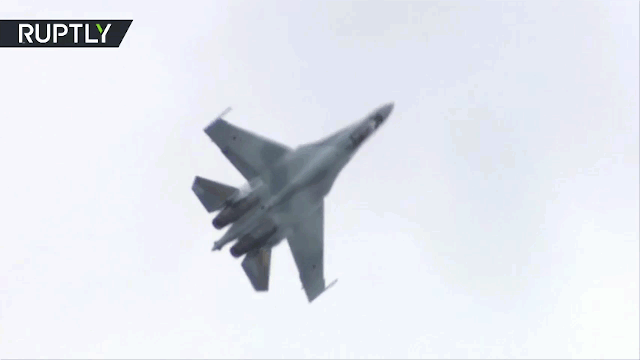 Du khách choáng váng xem Su-35S nhào lộn thách thức quy luật vật lý
