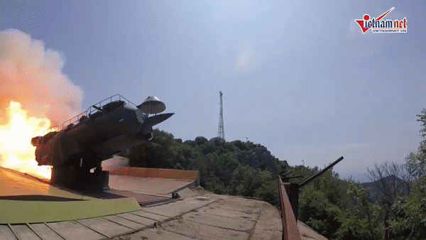 Xem tàu khu trục Nga bắn trúng tên lửa Utes trên Biển Đen