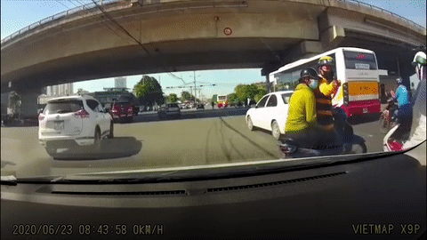 Tài xế xe ôm công nghệ 'cà khịa' với tài xế ô tô sau khi vượt đèn đỏ